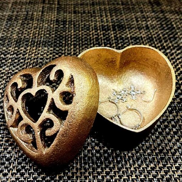 剣山 KAMAHACHI『ハートの剣山』 針のない剣山ハートの剣山 サイズの仕様素材：青銅重さ：250gサイズ：W55×D55×H40ｍｍ※一つ一つ手作りの為、多少違いがございます。