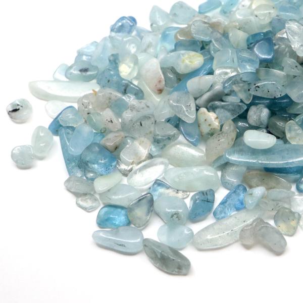 レジンやガラスドーム封入におすすめの穴なしさざれ。小瓶に入れてお部屋のインテリアなどにも。100g単位での販売となります。本商品は天然石をチップ、さざれ化にした商品です。※人工石ではございません。◆アクアマリンアクアマリンは、深みのあるグリ...