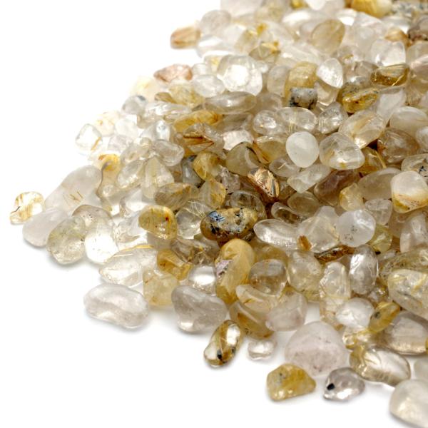 レジンやガラスドーム封入におすすめの穴なしさざれ。小瓶に入れてお部屋のインテリアなどにも。100g単位での販売となります。本商品は天然石をチップ、さざれ化にした商品です。※人工石ではございません。◆ルチルクォーツ水晶の中に針状の鉱物（ルチル...