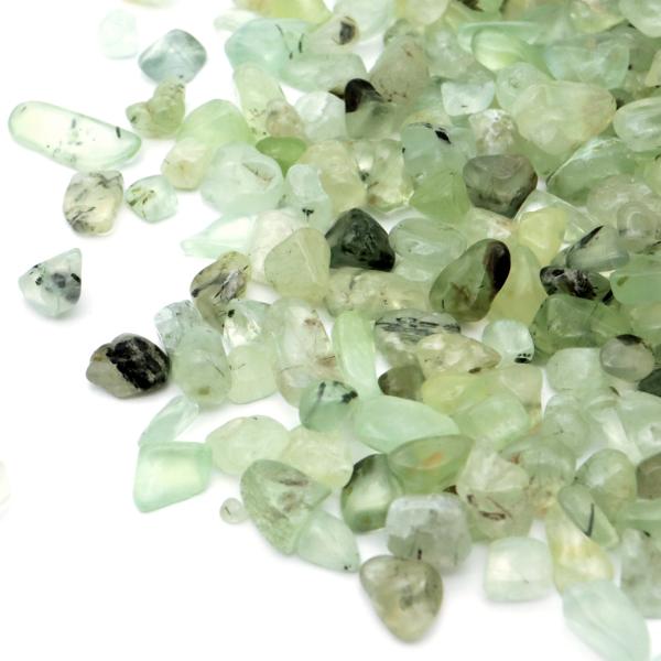 レジンやガラスドーム封入におすすめの穴なしさざれ。小瓶に入れてお部屋のインテリアなどにも。100g単位での販売となります。本商品は天然石をチップ、さざれ化にした商品です。※人工石ではございません。◆プレナイトこの石はぶどうの房のような塊状で...