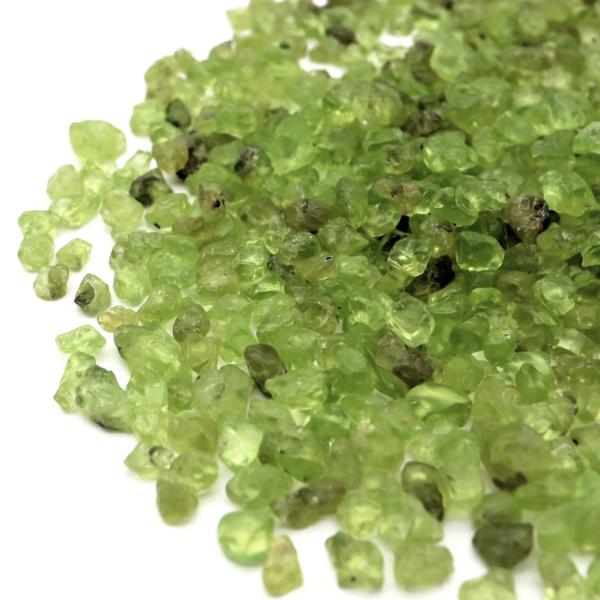 レジンやガラスドーム封入におすすめの穴なしさざれ。小瓶に入れてお部屋のインテリアなどにも。100g単位での販売となります。本商品は天然石をチップ、さざれ化にした商品です。※人工石ではございません。◆ペリドット鮮やかなオリーブグリーンの色あい...