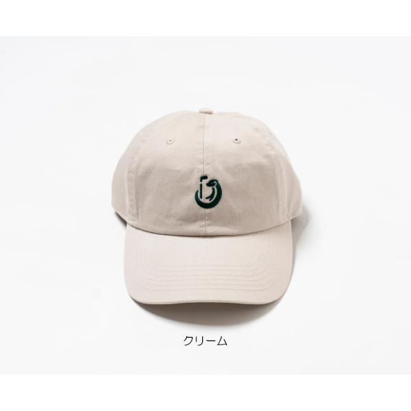■素材　綿100％■サイズ　頭囲：約53cm〜62cm（調節可）　ツバの長さ：約7cm　深さ：約11cm■特長デイリーに使えるベーシックな6panel Cap。コットン製でガシガシかぶれば経年変化も楽しむことが出来ます。フロントにはマングー...