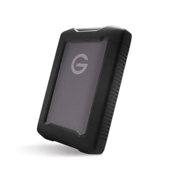 【発売日：2024年01月25日】■耐衝撃性に優れたポータブルHDDです。筐体を囲うゴム製バンパー、アルミニウム製筐体、筐体内部の衝撃吸収材の3つで大切なデータを外部の衝撃から守ります。■IP54に準拠した防塵防滴性能も兼ね備えており、持ち...