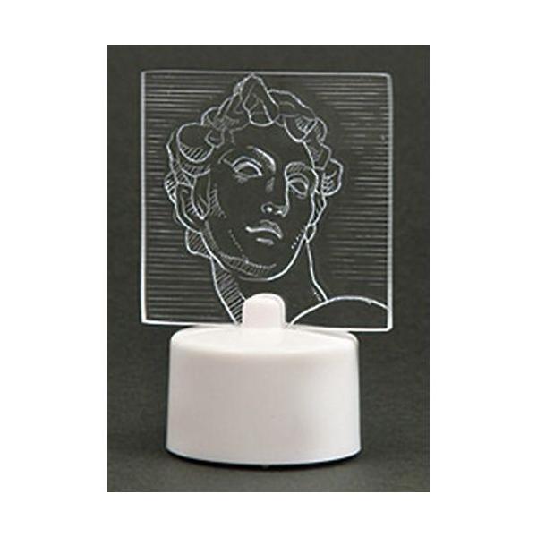 ■透明板にニードルなどで引っかき、イラストや文字などを描きます。ライトをつけるとスクラッチ作品が美しく浮かび上がります。 卓上タイプの作品がつくれる！