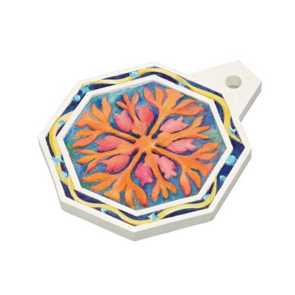 ■幸運を招く形として知られる、八角形の木彫なべしきです。