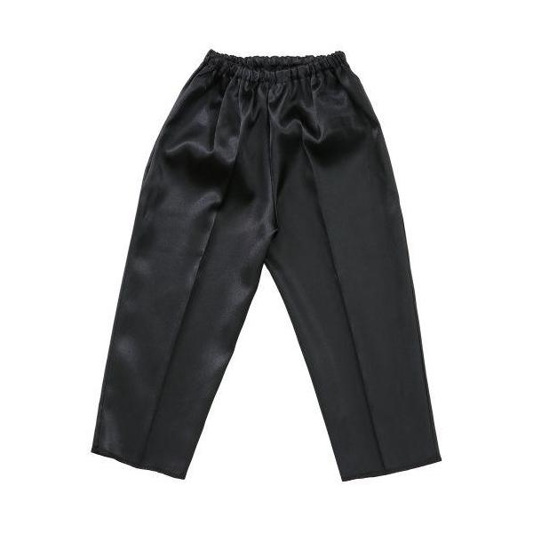 ■足元に向けて細見になるおしゃれな衣装です