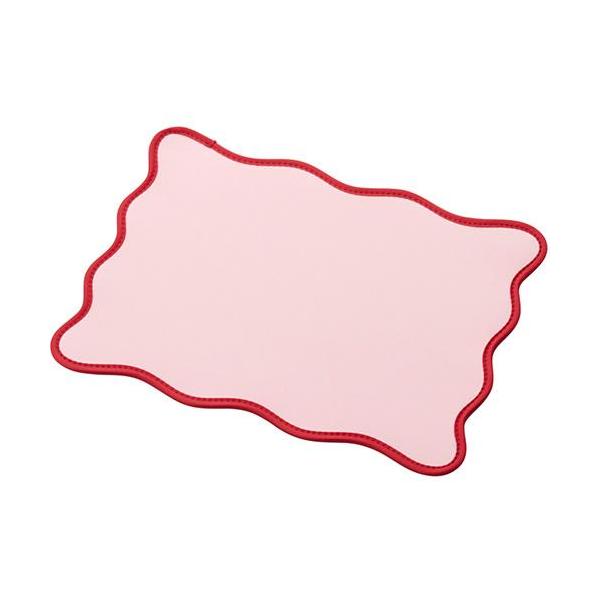 【発売日：2025年03月15日】■波のようなウェーブラインが個性的なマウスパッドです。■2色のコントラストが美しいバイカラーデザインで、デスクを華やかに彩ります。■デスクのレイアウトに合わせて縦横どちらでも自由に配置可能。作業スペースを効...