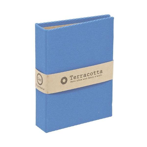 ■【テラコッタ・teracotta】とは“焼いた土”という意味を持ち“ぬくもり・親しみやすさ”をテーマに素材感のある布地表紙とクラフト台紙を使用した雑貨スタイルのアルバムです■パーソナル・オフィス・店舗など幅広くお使いいただけるようシンプル...