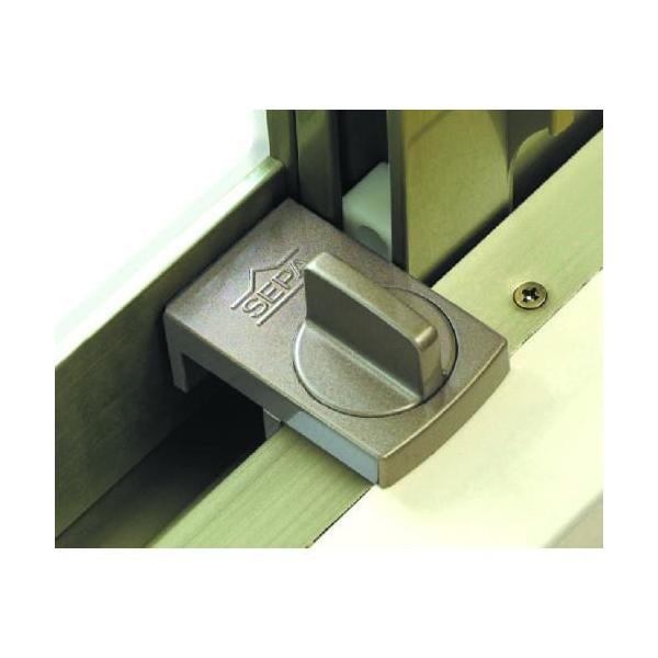 ■窓枠に取り付け、防犯効果を高めます。