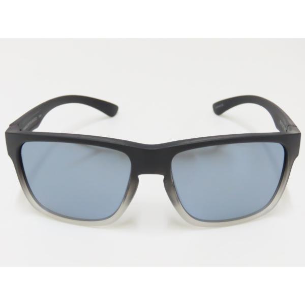 アウトレット品です。店頭に展示されていたものです。前面レンズに細かい擦り傷があります。