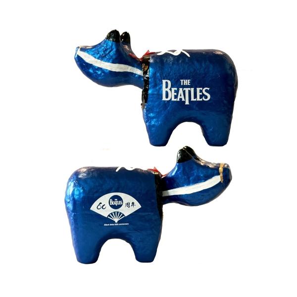 約四百年前、会津藩主蒲生氏郷が始めた民芸品赤べこ。 平安時代に蔓延した疫病を払った赤い牛が由来で、、赤い色は病魔を払うと考えられています。 赤べこに描かれている黒い点は、「疱瘡（ほうそう）」（天然痘）を表したもので、かつては死に至る病気だっ...