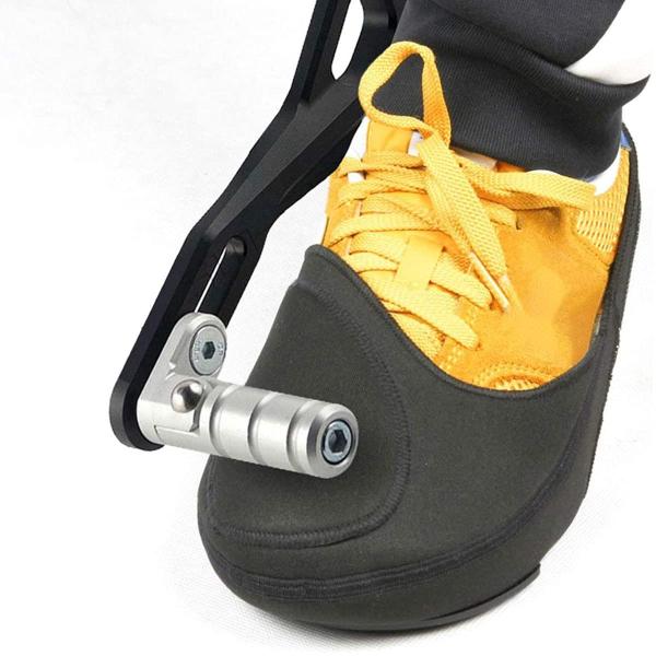 ・【2021最新版】弊社は2021年最新のデザインを採用致します、以前のシフトガードに比べて、高品質とか耐摩耗とかの長所を持っている。バックル付きので、自分で好きの長さを調整できます。・【耐摩耗性】耐摩耗性に優れたSBR潜水素材をパッド部に...