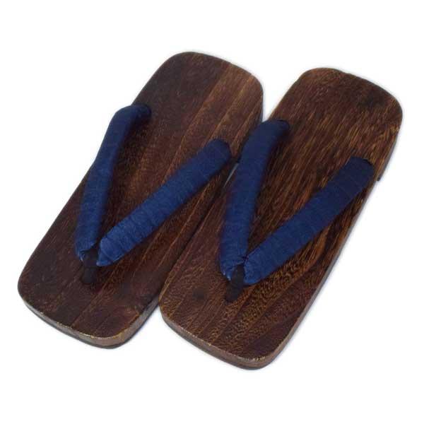 鼻緒　ポリエステル生地　使用滑り止め　ゴム付き　桐下駄なので、軽くて履き心地が良好。長時間履いても足が疲れにくいです。地面との接地面は、ゴム製なので音も静かで、滑りにくくなっています。※木目の出方が変わる場合が御座いますことをご了承頂きます...