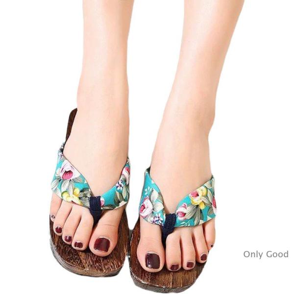 甲周りは、ふわふわとした素材なので足当たりが良く履き心地浴衣生地風の素材が馴染みが良く、普段履きのサンダルとは違った雰囲気を楽しめます。鼻緒はふんわりとしたやわらかい素材を使用。痛くなりにくく、トングが苦手な方も挑戦しやすそう。ヒールはバラ...