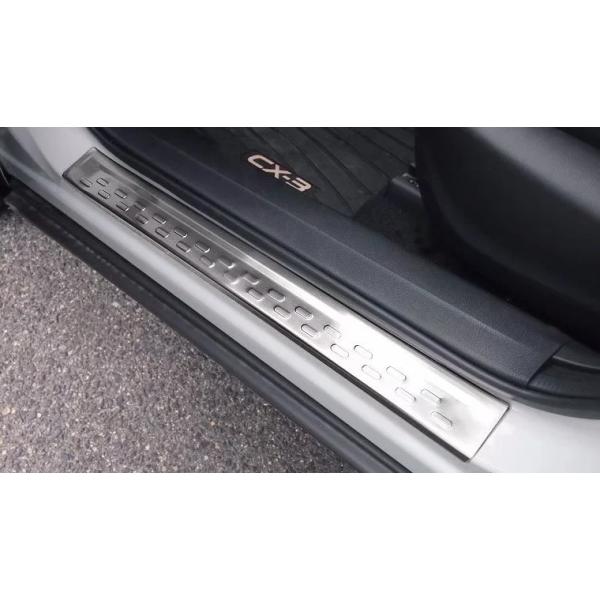 ＜＜商品説明＞＞　大人気！大好評！！ニューアイテム！！！の 　 マツダ  CX-3（2015(平成27)年2月〜）  用ステンレス　シルバー　スカッフプレートになります。人気のカスタムアイテムでオシャレにラグジュアリー＆スポーツスタイル！！...