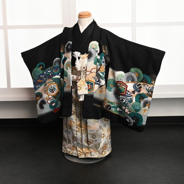 【レンタル予約状況】上記の期間はレンタル不可となりますセット内容男児AS、長襦袢、袴、下帯、懐剣、お守り、羽織紐、草履、足袋、肌着、裾除け、腰ひも2本　※着付けに必要なタオルはご準備ください。当店ではお子様の七五三用着物フルセットレンタルを...