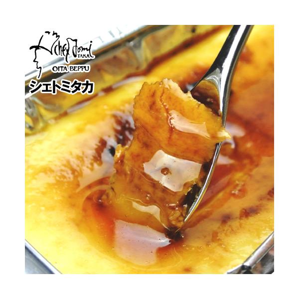 九州産のクリームチーズと純生クリームを使用して、ぎりぎりのタイミングで焼き上げたチーズケーキはそれだけで美味しいはずですが、さらにひと手間加えて表面に砂糖をまぶしバーナーで香ばしくブリュレ(フランス語で焦がす意味)しました。 表面をパリパリ...