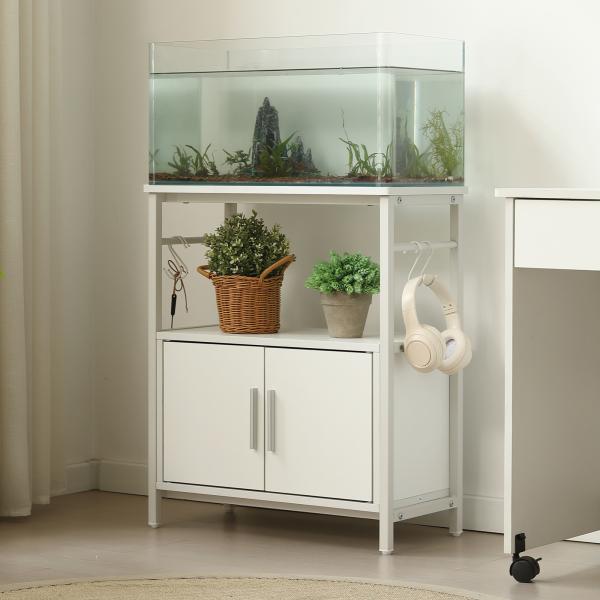 ・対応水槽サイズ：幅60×奥行30cm・耐荷重：天板120kg／中棚80kg／下棚80kg・素材：メラミン化粧板＋アイアンパイプ・棚数：三段（上段天板＋中棚＋下棚）・扉：両開き扉、磁石でピタッと閉まる・フック：付属（タオルや小物収納に便利）...