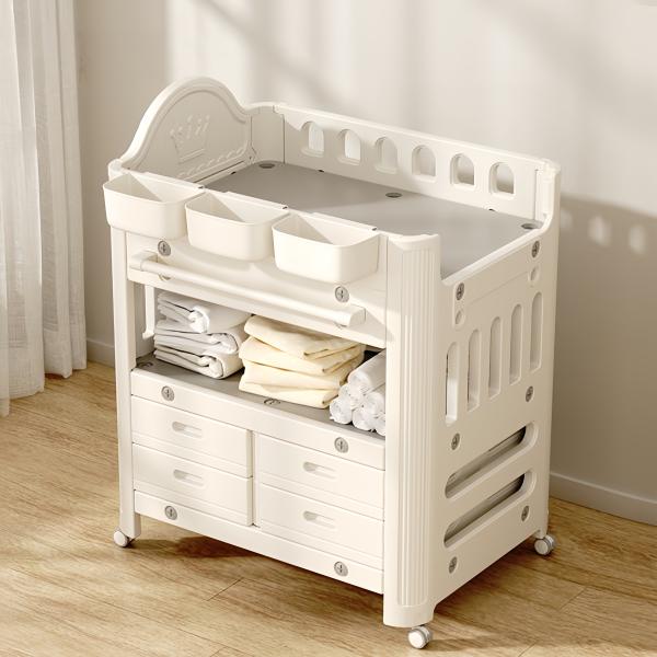 ・商品名：おむつ交換台 ワイドタイプ・素材：HDPE（高密度ポリエチレン）、耐久性・安全性あり・天板サイズ：広め、大きめで赤ちゃんも快適・高さ：調整可能（身長に合わせて無理なく使用可）・収納：3段（引き出し＋オープン棚）、おむつやケア用品を...