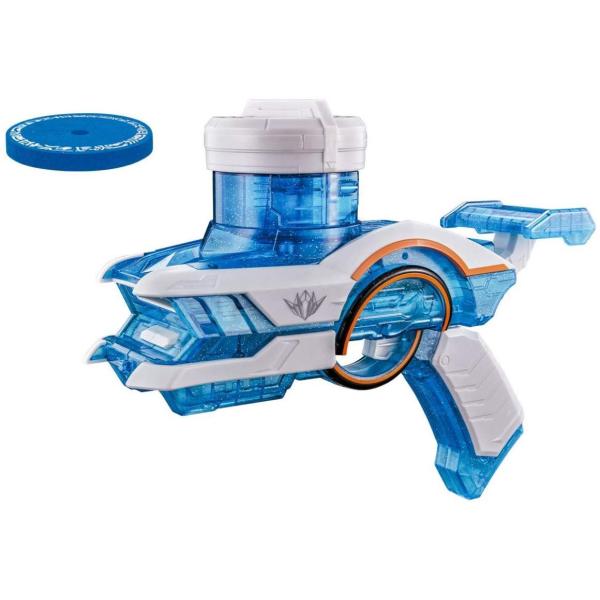 『魔進戦隊キラメイジャー』より、弾丸発射ギミックを搭載した「煌輝銃 DXキラメイショット」が登場！本体ボディはラメ入りのクリアブルーカラーで超キラキラ！付属の弾丸「キラメイバレット」を本体に装填し、レバーを引くと必殺技モードに！トリガーを引...