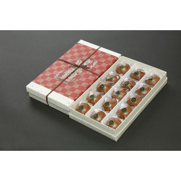 ＜特徴＞今までのやわらかい皮の饅頭と異なり、本物のかりんとうのようにサクッとした歯ごたえの皮の中に、しっとりとしたこしあんがぎっしり。日本一かたいかりんとうまんじゅうの一番のこだわりは皮にあります。沖縄から取り寄せた波照間産の黒糖のかたまり...