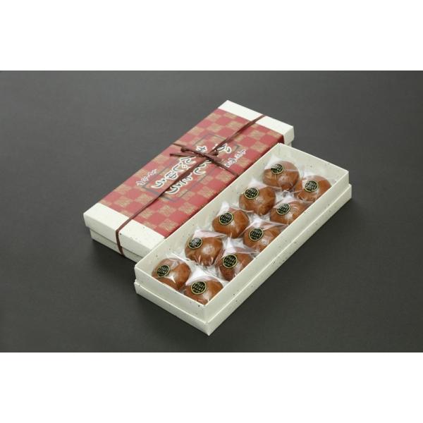 ＜特徴＞今までのやわらかい皮の饅頭と異なり、本物のかりんとうのようにサクッとした歯ごたえの皮の中に、しっとりとしたこしあんがぎっしり。日本一かたいかりんとうまんじゅうの一番のこだわりは皮にあります。沖縄から取り寄せた波照間産の黒糖のかたまり...