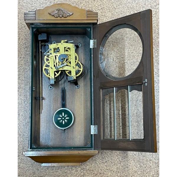 祖父・祖母の代からある掛け時計が動かなくなってしまった。古いのでもう修理できないかもしれない.....そんな思い出の詰まった大切な時計は当店の「振り子時計 ムーブメント交換」でよみがえります。電池式のためゼンマイを巻く手間がなく時計の針も振...