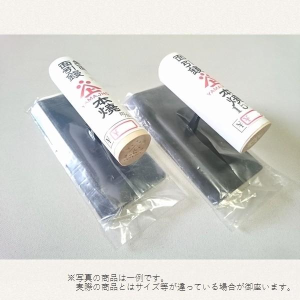 道路の側溝を仕上げる際に使用します。甲羅部分と羽根（小袖）に135度の角度がついています。