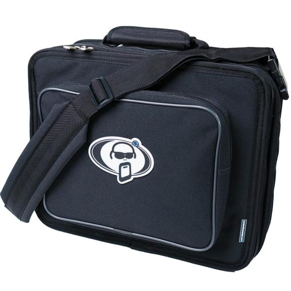 内部に着脱可能な仕切りを備えたこのケースは、Yamaha EAD10ドラムモジュール、ドラムトリガーDT50、付属ケーブルやアタッチメントなどを効率よく収納でき、ドラムトリガーキット一式を持ち運ぶのに最適です。A4サイズのアイテムも余裕で収...