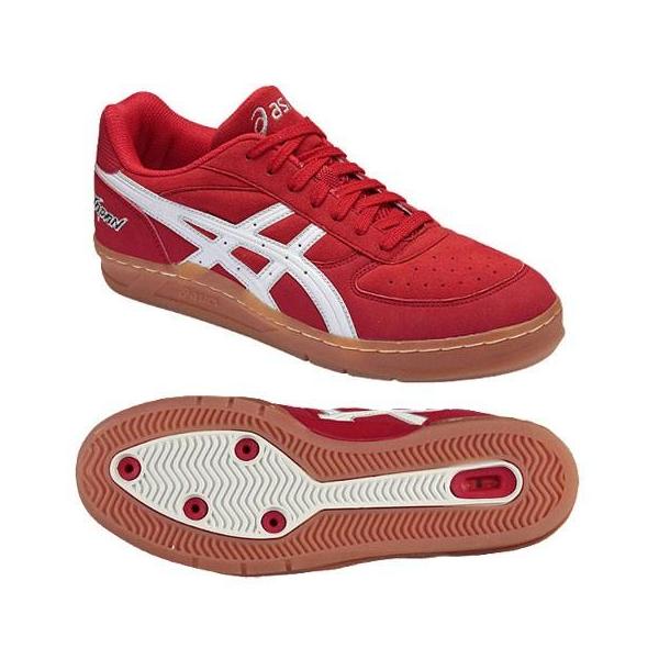 アッパーのかかと部に低反発フォームを搭載し、フィット性が向上。アウターソールには、優れたグリップ性を発揮するN.C.ラバーを使用。ミッドソールには優れた反発性を発揮するSPEVAFOAMを搭載し、俊敏な動きをサポート。