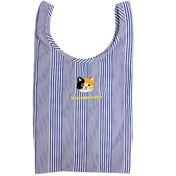 洗える素材を使用した、おしゃれなワンポイント刺繍のバッグ。コンパクトですが、500mlペットボトルが6本入ります♪　使わない時は内側に付いているゴムでコンパクトに☆　お着替えを入れたり、サブバッグやお散歩バッグ等、色々なシーンで使えます。ネ...