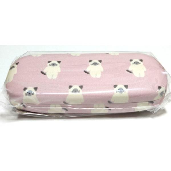 可愛いシャム猫モコニャンのかわいいメガネケース♪　ピンクがとってもフェミニン。厚みがあり、大切な眼鏡をシッカリ守ってくれます。フォルムもコロンとしてキュート＆スタイリッシュ。猫好きな女性やお子様への贈り物にもおすすめです。【サイズ】約縦6....