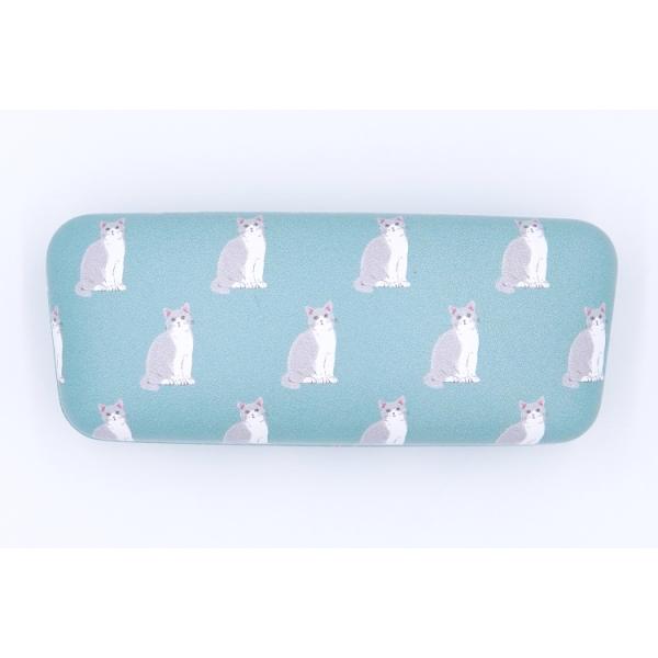 猫ちゃん柄のかわいいメガネケース♪　厚みがあり、大切な眼鏡をシッカリ守ってくれます。フォルムもスタイリッシュ。猫好きな女性やお子様への贈り物にもおすすめです。【サイズ】約縦6.5cm×横15.5cm×厚さ5cm【素材・成分】本体：表……ポリ...