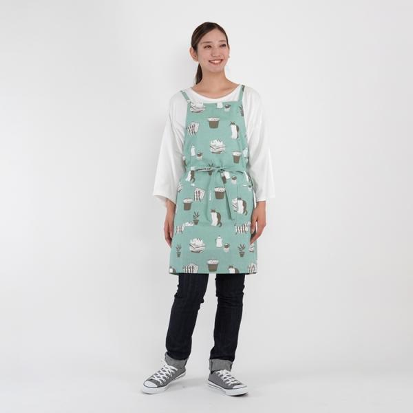 おしゃれな猫ちゃん柄のショート丈エプロン。おうちでの家事はもちろん、幼稚園や学校のお手伝い、職場の作業での着用にもおすすめ。大きなポケットつき。シンプルだけど可愛く着こなせます。※梱包サイズに合わせ小さめに折りたたむ場合がございます。【サイ...