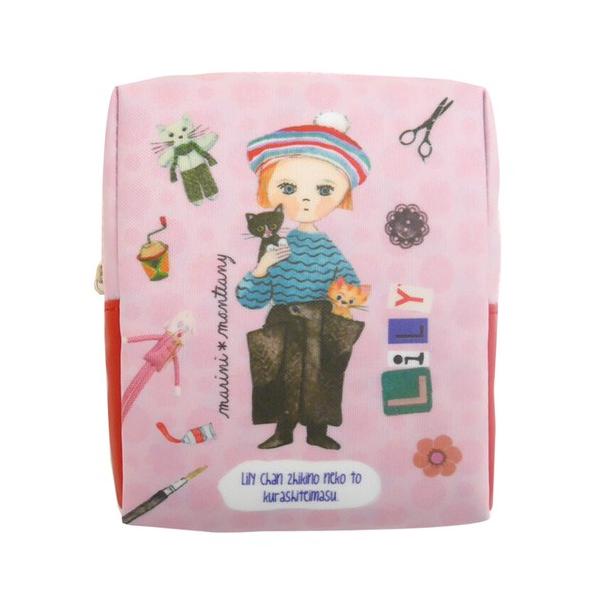 MARINI*MONTEANYのフィユシリーズです。リリーはハンドメイドが大好きな女の子。彼女が好きなアイテムに囲まれています。ポーチはマチがあり裏地付きでしっかりしています。モバイル周辺機器やメイク道具等を入れるのにピッタリなサイズです♪...