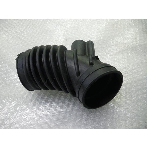 BMW E36 Z3 318系のスロットルボディ エアフロ間の インテークゴムパイプダストカバー です。写真 1 の状態で内径 左： 6.5 cm , 右： 6.5 cm 程度です。品番：13 71 1 739 574 に相当　＊ 必ず品番...