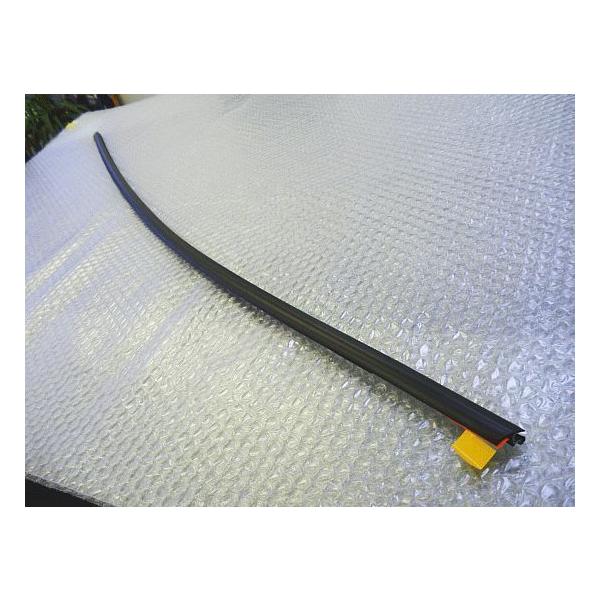 BMW E60 E61 用 の フロントガラス上部の 純正 ガラスモール です。ガラス交換の際には必ず必要になります。劣化してボロボロになっている方、交換してみてはいかがでしょうか？　＊ 必ず品番・適用を確認して下さい。品番： 51 31 ...