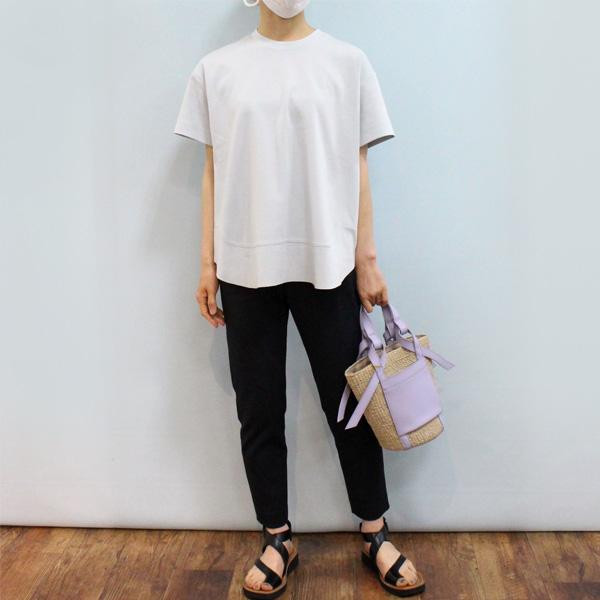 裾切替半袖プルオーバー☆Dignite collierの定番人気の半袖カットソー。薄手で滑らかな肌触りのポリエステル混素材を使用。サイドから裾にかけての切替えや、バックスリットがシンプルながらデザインの効いた一枚。完成度が高く、様々なボトム...