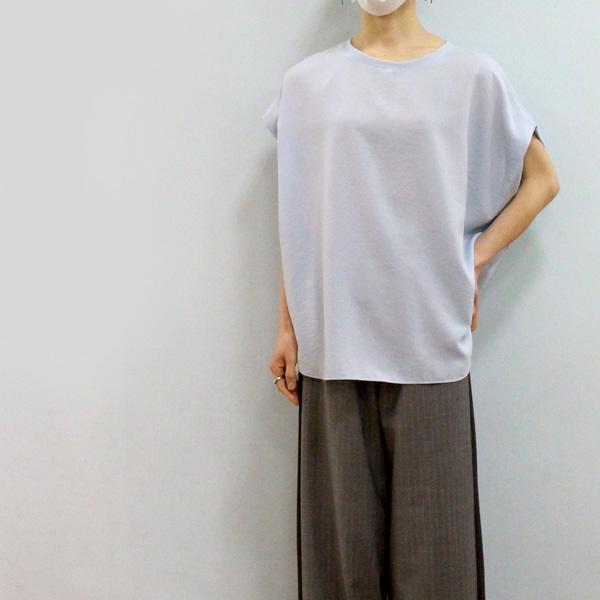 ショルダータックブラウス☆Dignite collierの人気商品タック入りブラウスが今季も登場。さらっとした薄手の生地が暑い季節でも心地よく過ごせます。ゆったりとした身幅で身体のラインはカバーし、折り返しになったスリーブが二の腕をスッキリ...