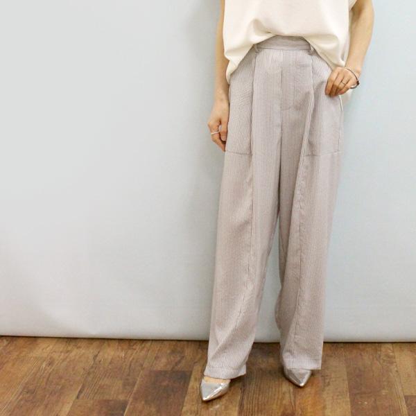 ストライプタックパンツ☆サッとした肌触りと軽い着心地が暑い季節にピッタリの素材を使用。ハイウエスト、ワンタック、裾に向かって緩やかに細くなるトレンドのシルエット。ウエストは後ゴム仕様で楽な穿き心地です。細めのストライプ柄が主張しすぎず、ほど...