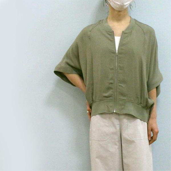 ドルマンジョーゼットブルゾン☆上品な透け感で軽い着心地のレーヨンジョーゼット素材。特有のシボ感はサラッとしており、暑い時期の羽織りにおすすめです。前後差のあるヘムラインは、後裾に細かなタックを施しふんわりとさせることで、気になるヒップ周りを...
