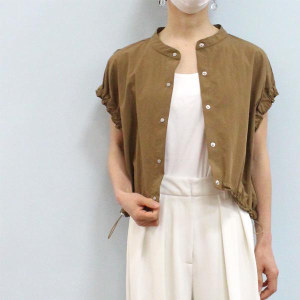 ショートスナップブラウス☆2024大人気アイテムが今年も登場！シャカっとした肌触りで軽い気心地のナイロン混素材を使用。袖口のギャザーがさりげない可愛さをプラスしつつ、二の腕をすっきりと見せてくれます。ショート丈がトレンドのボリュームあるボト...