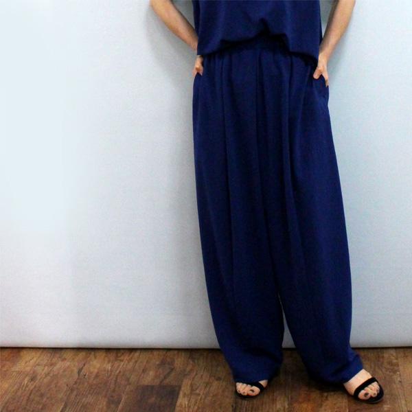 ストレッチシフォンボリュームパンツ☆ディニテコリエ夏の人気のアイテム、ストレッチシフォンシリーズ。とてもストレッチが効いており、さらりとした滑らかな肌触りは暑い季節でも快適に着ていただけます。裾にかけて丸くカーブしたシルエットが特長的なエッ...