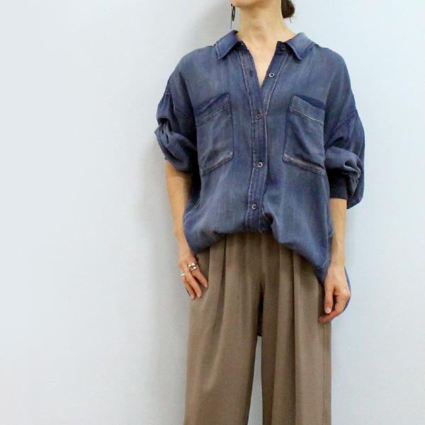 シアーデニムシャツ☆大人気素材のシアーデニムを使用したシャツ。薄手で柔らかな肌触りの綿100％素材は、レイヤードしやすくオールシーズン活躍するアイテム。ヴィンテージライクな加工が施された雰囲気のある生地は、シンプルなデザインでもこなれ感のあ...