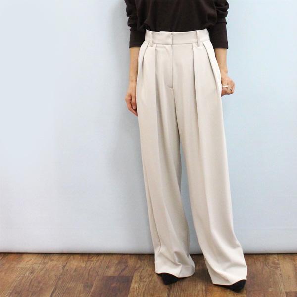 タックワイドパンツ☆上品な光沢と落ち感のあるタック入りワイドパンツ。2タックが脚のラインをカバーし、美脚に見せてくれる一着。後ウエストはゴム仕様になっており、楽な穿き心地ながらウエスト周りのもたつきもなく、すっきりと見えます。キレイめはもち...