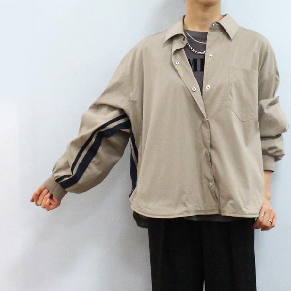 サイドラインシャツブルゾン☆ほど良いハリ感のある綿混素材を使用したシャツブルゾン。シャツのきちんと感とブルゾンのカジュアル感がミックスした一枚。袖から脇のラインはさりげなく、トレンドのスポーティカジュアルをさりげなく取り入れられるアイテム。...