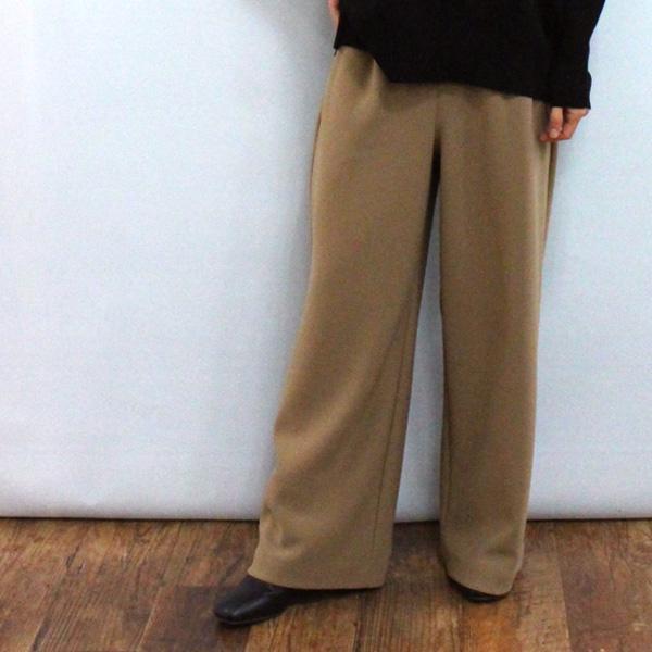 裏フリースワイドパンツ☆2023年からの大ヒットアイテム、裏フリースシリーズ。とても暖かく、ストレッチ性もあり穿き心地は抜群。フロントにタックを配した程よい太さのワイドストレートシルエット。ウエストのフロント部分がフラットになり、タックイン...