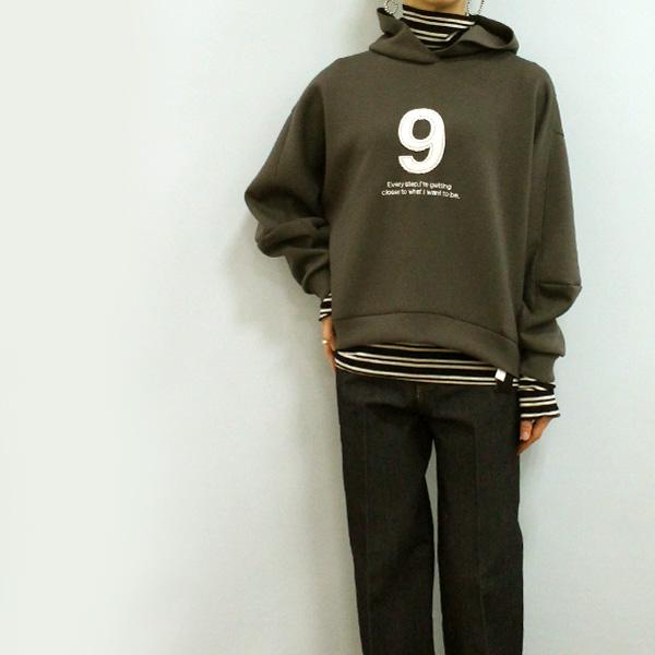 ボンディング刺繍パーカー☆柔らかな肌触りのボンディング素材を使用したパーカー。コンパクトな身頃にややボリュームのあるスリーブがポイント。大人のカジュアルスタイルにぴったりのアイテムです。軽い着心地なのも嬉しいポイント。手洗い可素材ポリエステ...