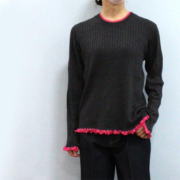 フリルクルーネックニット☆ウール配合の薄手のリブ編みニット。裾と袖のフリル、配色がさりげないアクセント。程よいゆとりがあり、一枚はもちろんレイヤードにもおすすめ。手洗い可素材（本体）ポリエステル41％　ナイロン20％　アクリル20％　毛19...