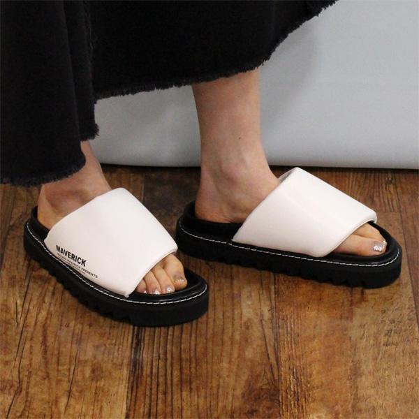 プラットフォームソールスリップオンサンダル☆ボリューム感のあるふかふかなアッパーが目を惹くスリッポンサンダル足の形に合わせたインソールと、硬すぎないアウトソールで足にフィットして歩きやすくなっています。 シンプルなカラーリングに大きめのブラ...